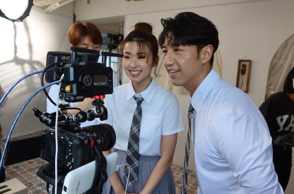 馮允謙穿校服拍廣告 Hillary自薦為好拍檔站台伴舞 | am730