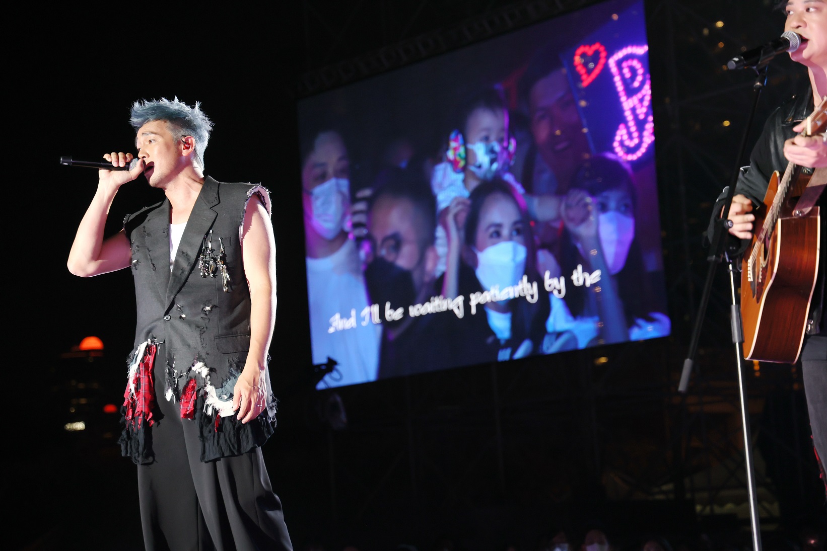 Dear Jane演唱會｜主音Tim老婆與細仔睇騷 爆馮允謙明年開騷 | am730