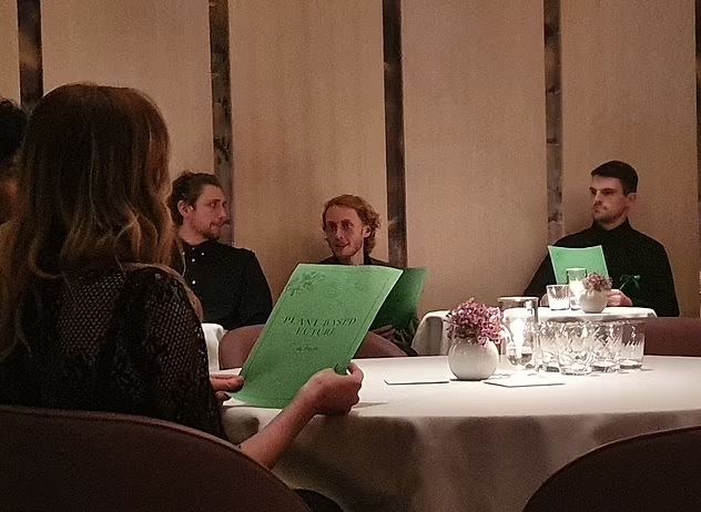 示威者闖地獄廚神Gordon Ramsay米芝蓮餐廳霸位抗議 斥社會不公籲轉吃素(有片) | am730