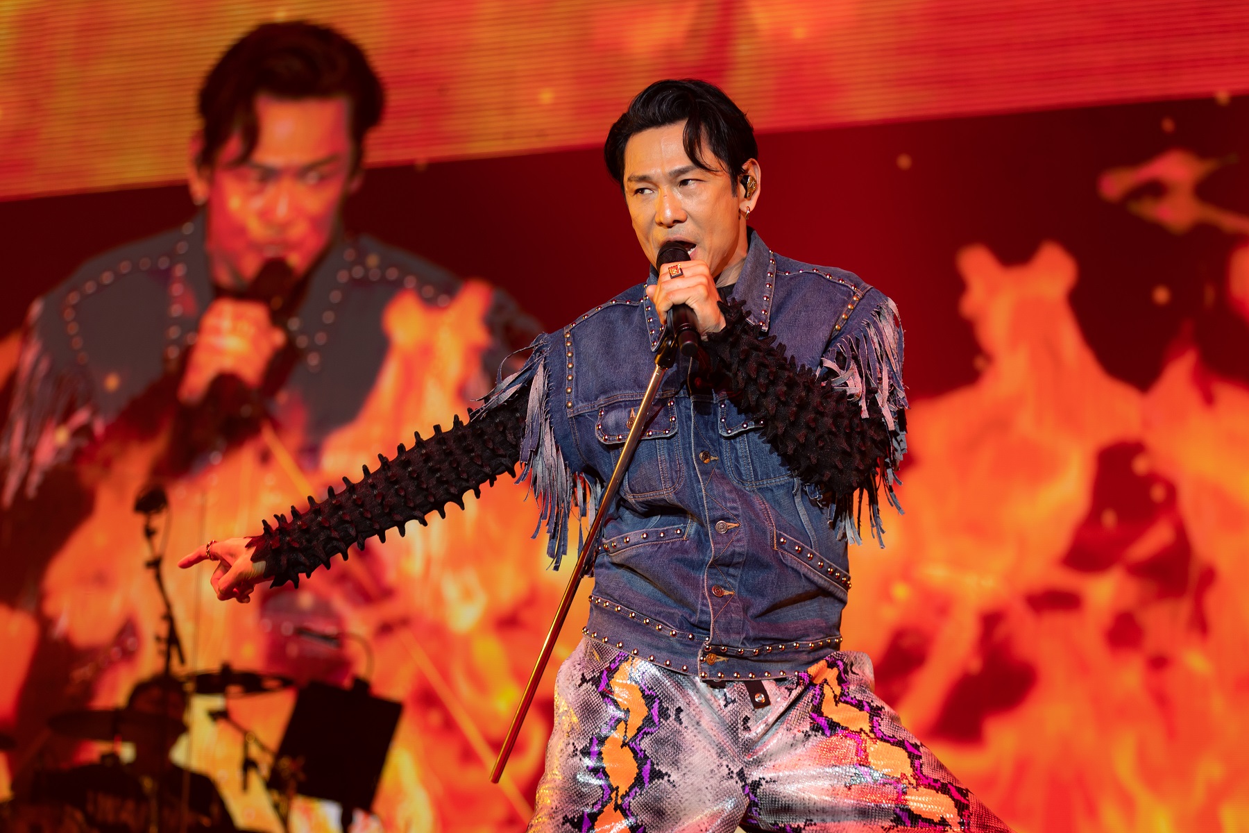 杜德偉新加坡開騷禁赤膊 透視裝獻唱全場一樣high | am730