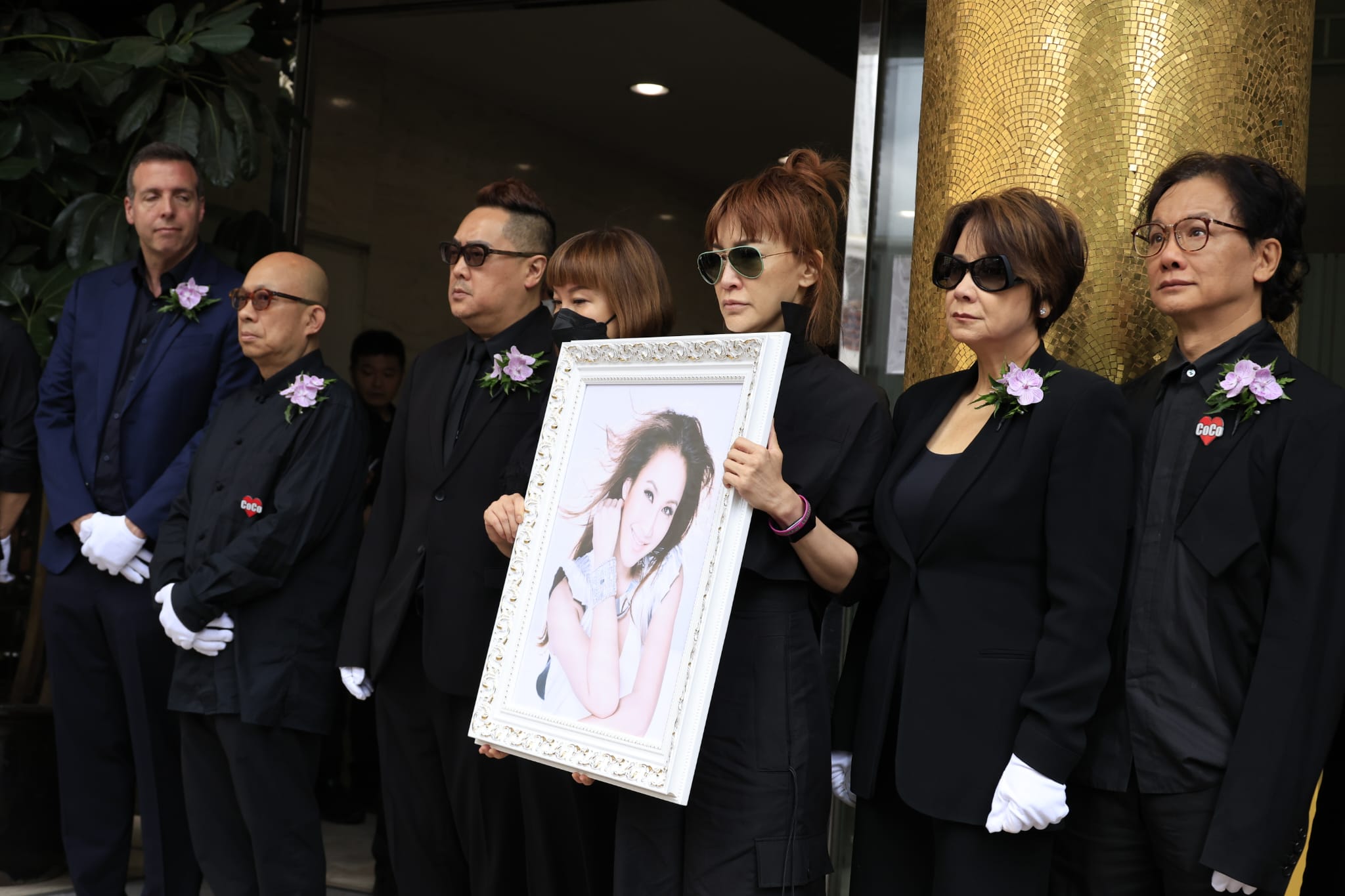 李玟Coco出殯｜甄妮扶靈 Coco老公繼女未有現身靈堂 | am730