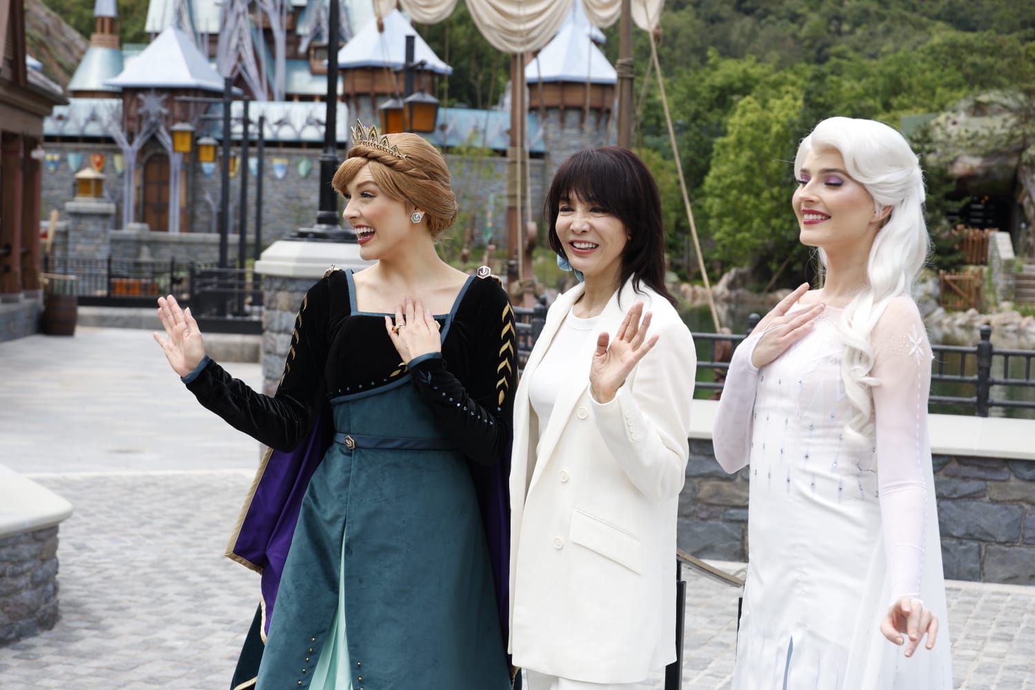 Do姐鄭裕玲黑雨中煲劇過生日 化身阿德爾旅遊大使參觀《魔雪奇緣》主題園區(有片) | am730