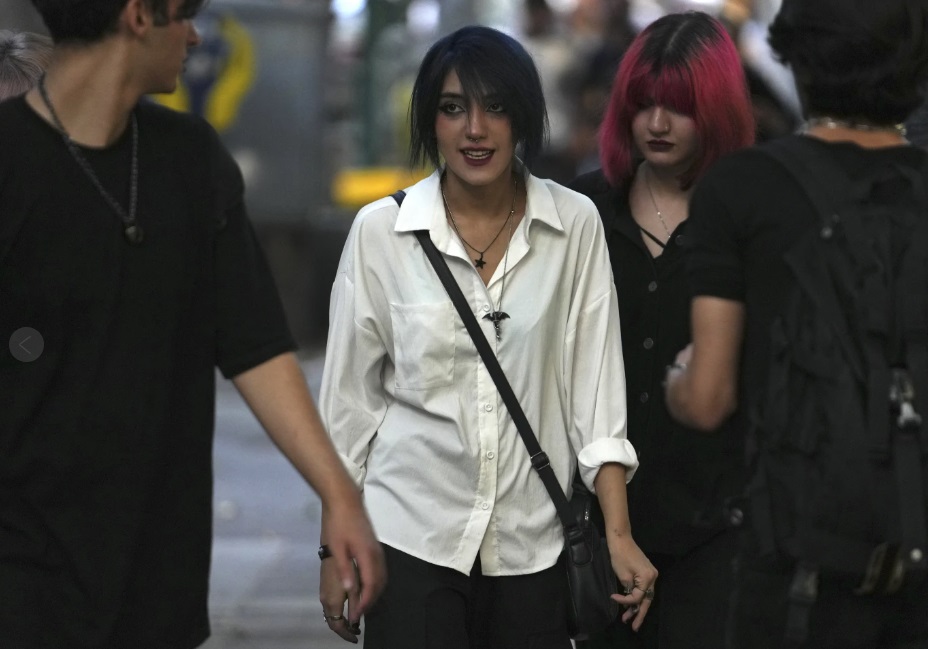 伊朗女子在公眾場所沒戴頭巾 遭罰款及鞭刑74下 | am730