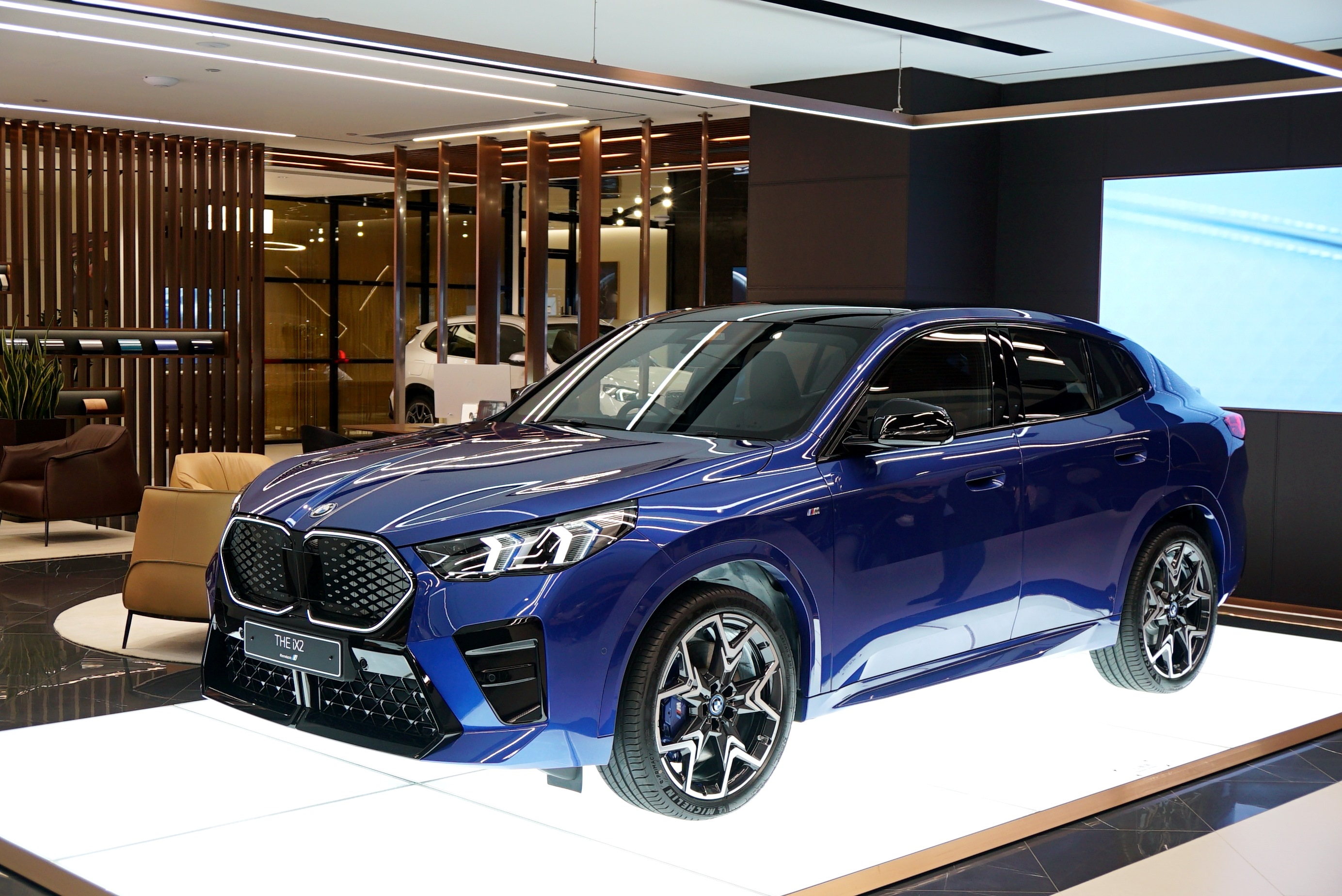 電動車｜BMW iX2 eDrive20 M Sport Edition一換一48萬起 單摩打續航478公里 | am730