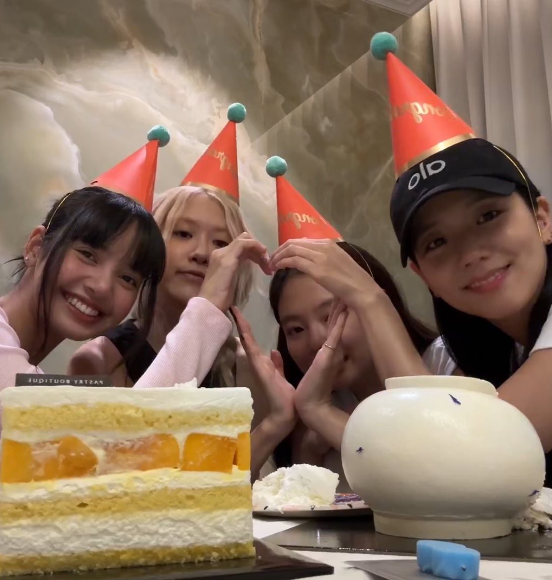 BLACKPINK 8周年聚首直播 Jisoo笑Lisa rockstar變lobster | am730