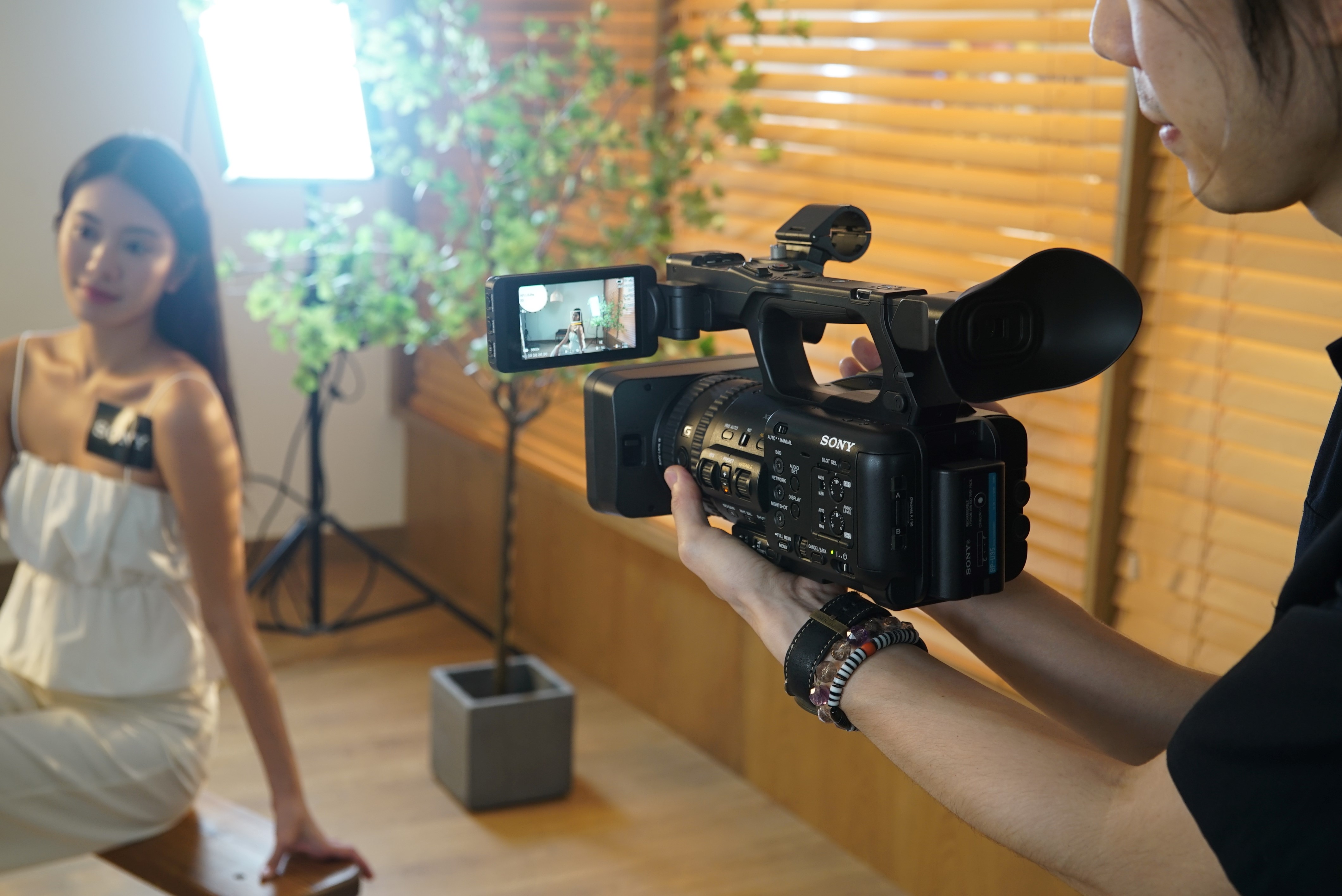 Sony 4K手提專業攝錄機 配備AI主體識別、自動對焦追蹤取景 | am730