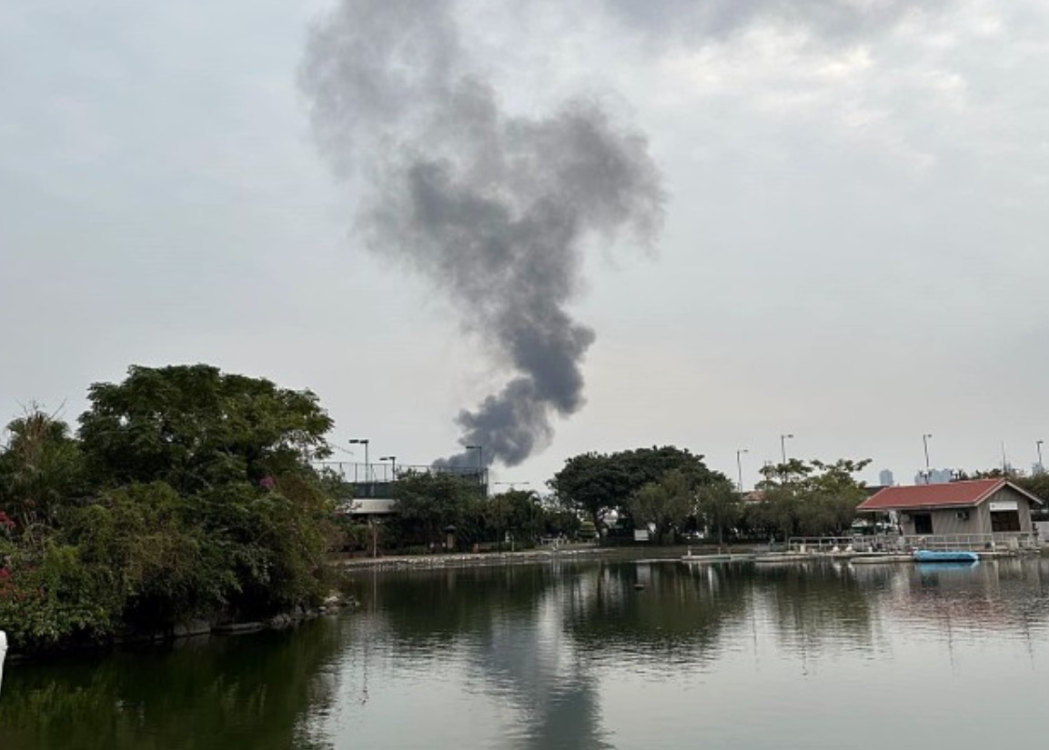 元朗錦壆路貨倉起火濃煙席捲半空 一度傳出爆炸聲 | am730