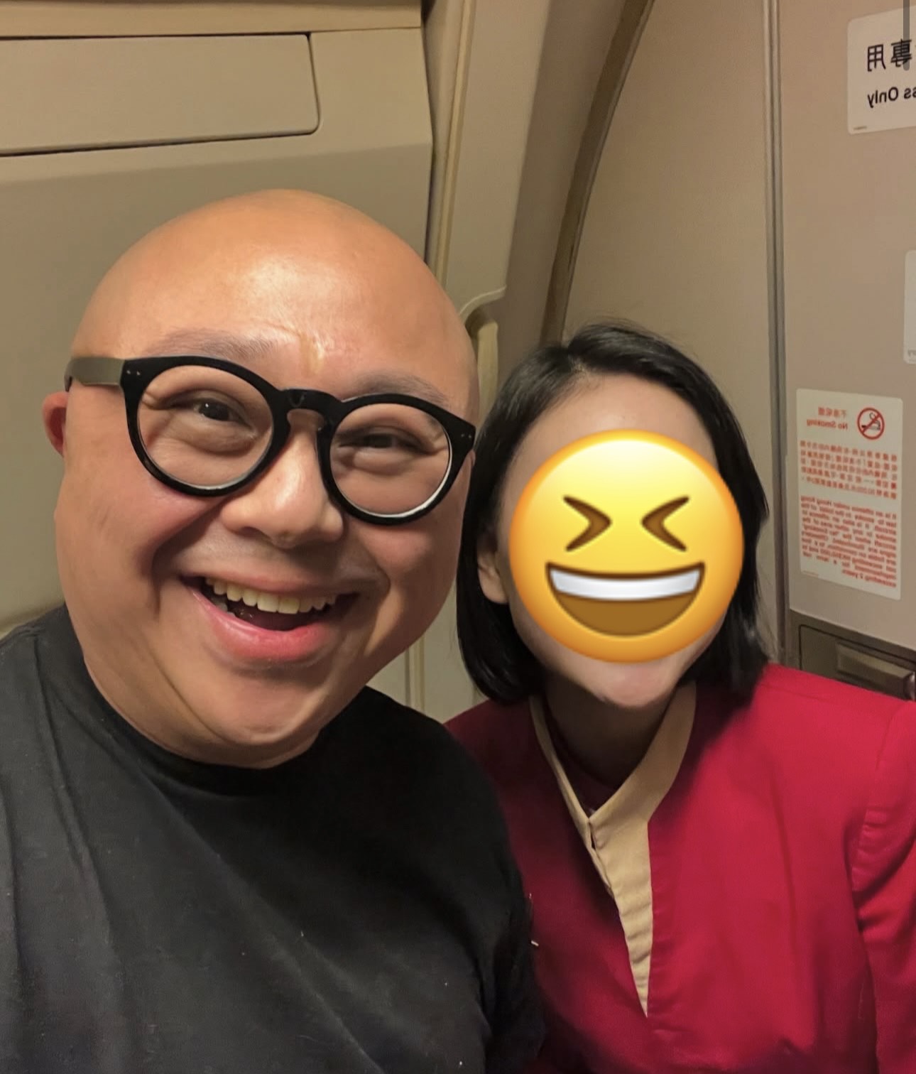 阿Bob搭飛機勁冧高顏值空姐 網民：準備7街瞓 | am730