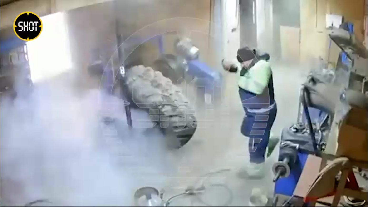 恐怖畫面！檢查貨車車輪突遇大爆炸 俄技工當場喪命 | am730