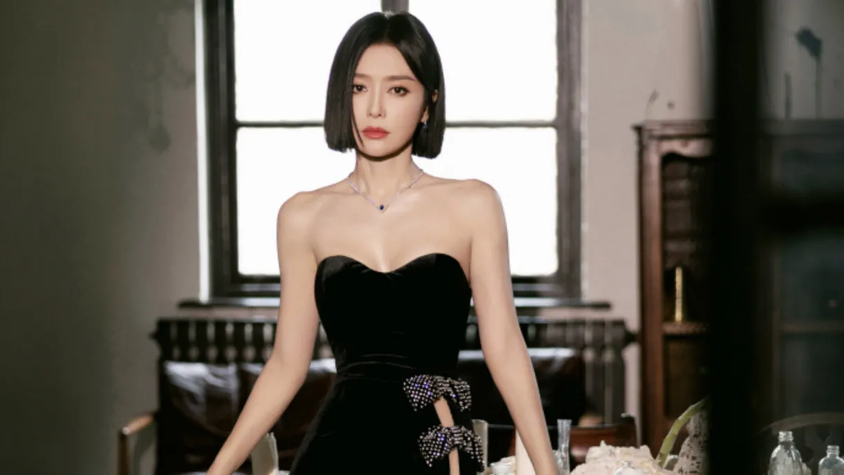 44歲秦嵐以超高衩禮服出席微博之夜 勁曬美腿、雪白肌膚 網封：最美皇后 | am730