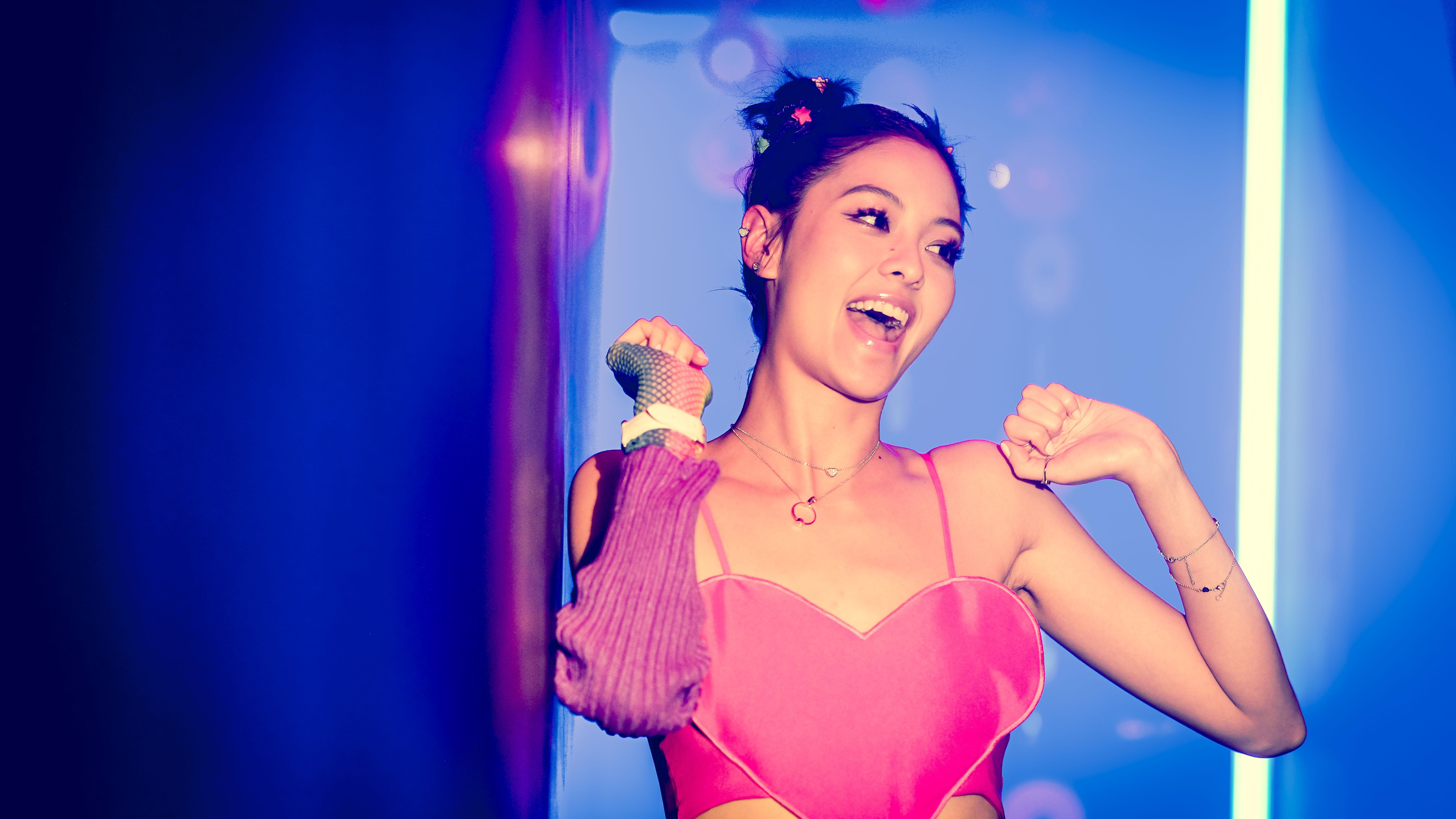 Amy Lo穿心型小背心玩夢幻造型 幻想自己係Spice Girls置身Y2K年代 | am730