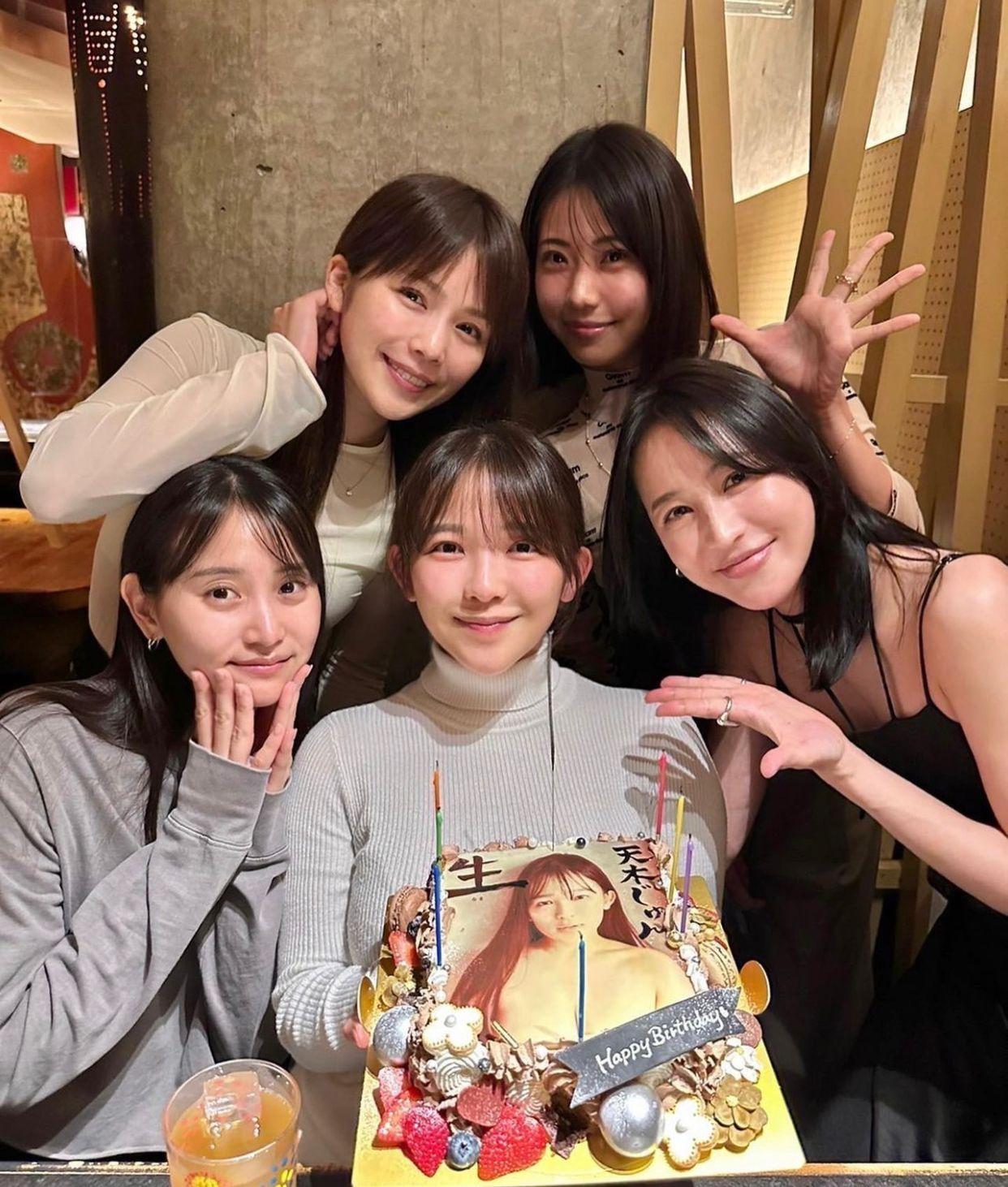 I Cup天木純收巨乳蛋糕 獲好姊妹慶祝27歲生日 | am730