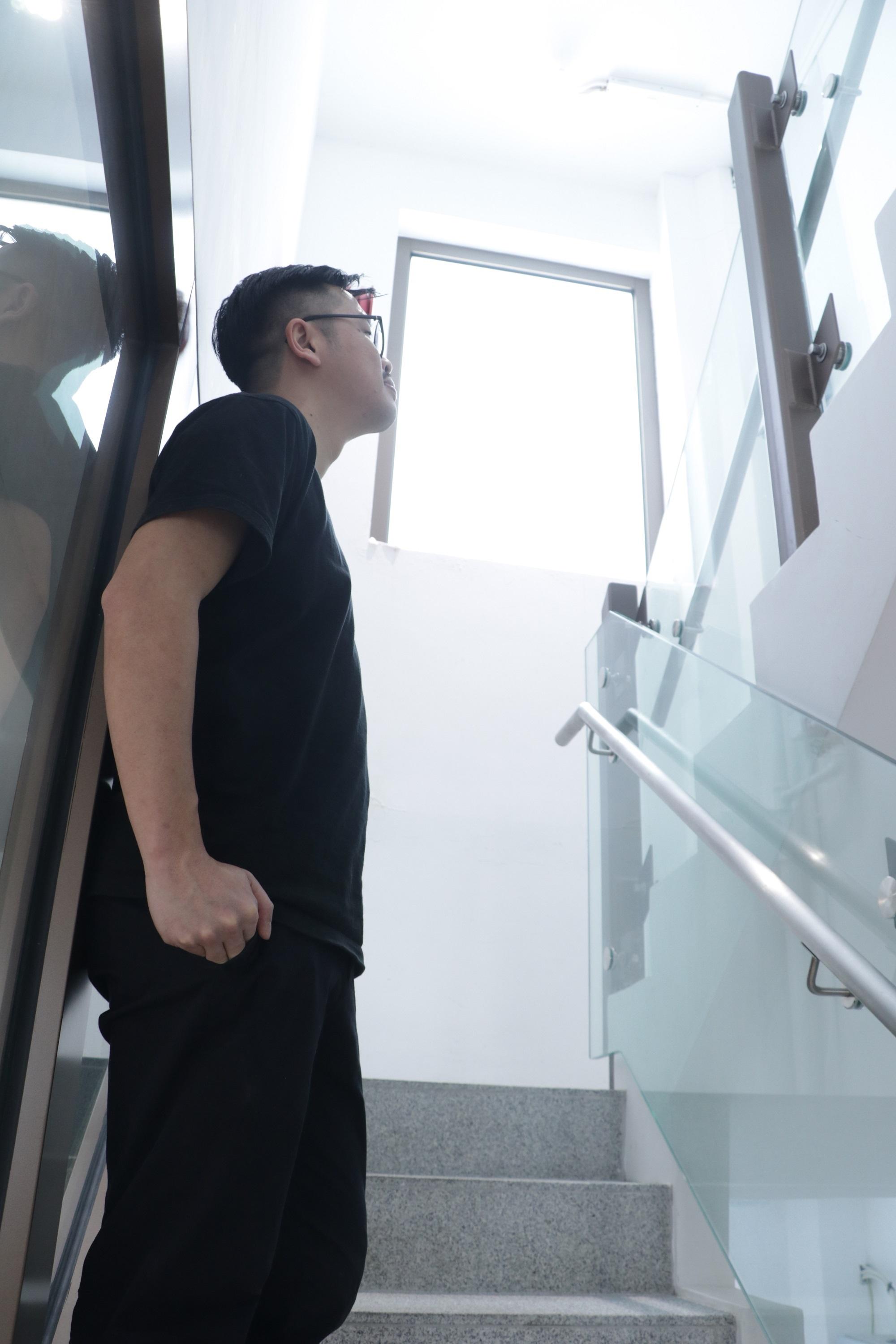 死屍死時四十四｜何爵天專訪 自認鏡粉睇中「Jerdan」化學作用 搵柳應廷唱高難度主題曲「加戲」 | am730