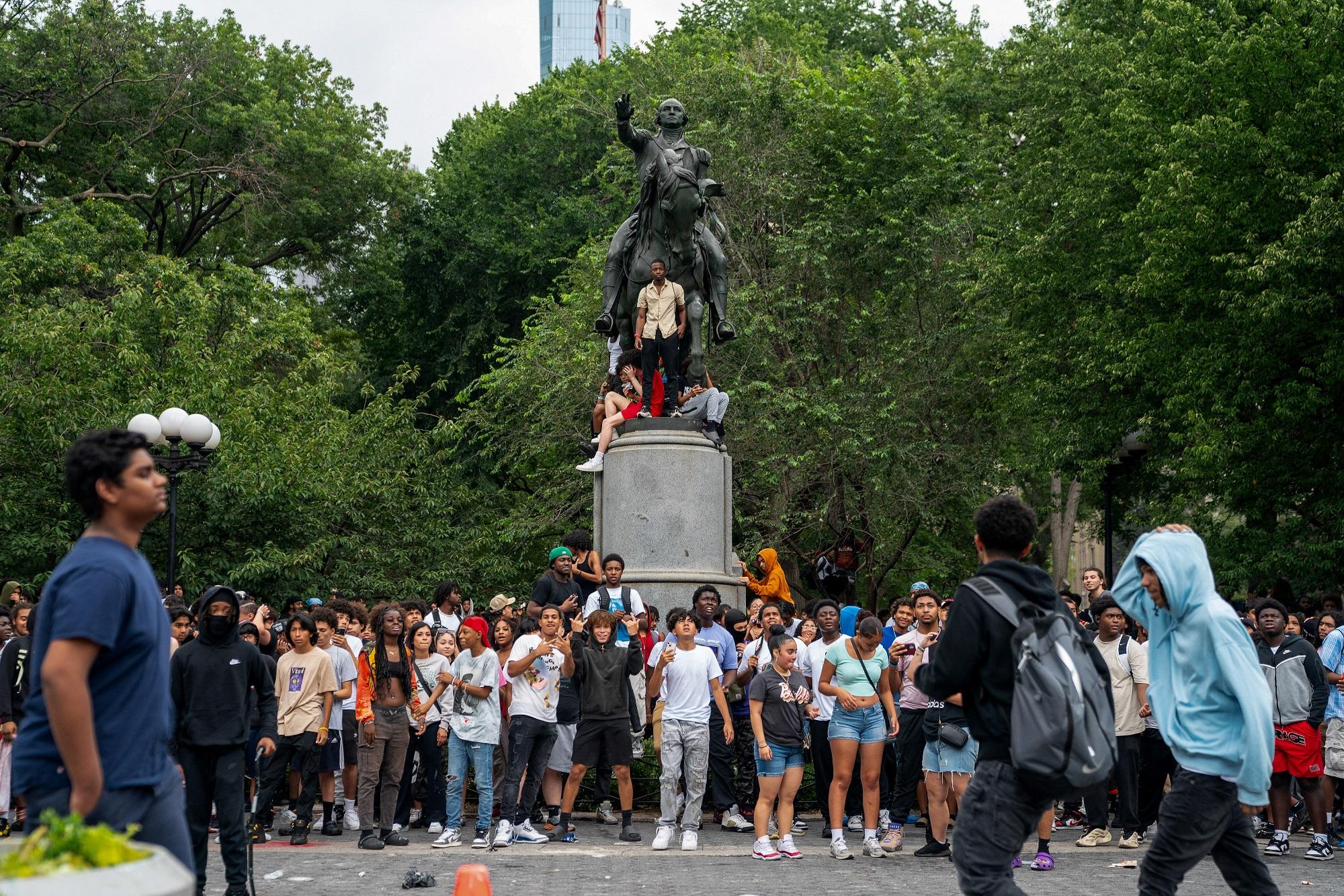 美國YouTuber闊綽送PS5 數千人聚集紐約街頭引發騷亂 65人被捕 | am730