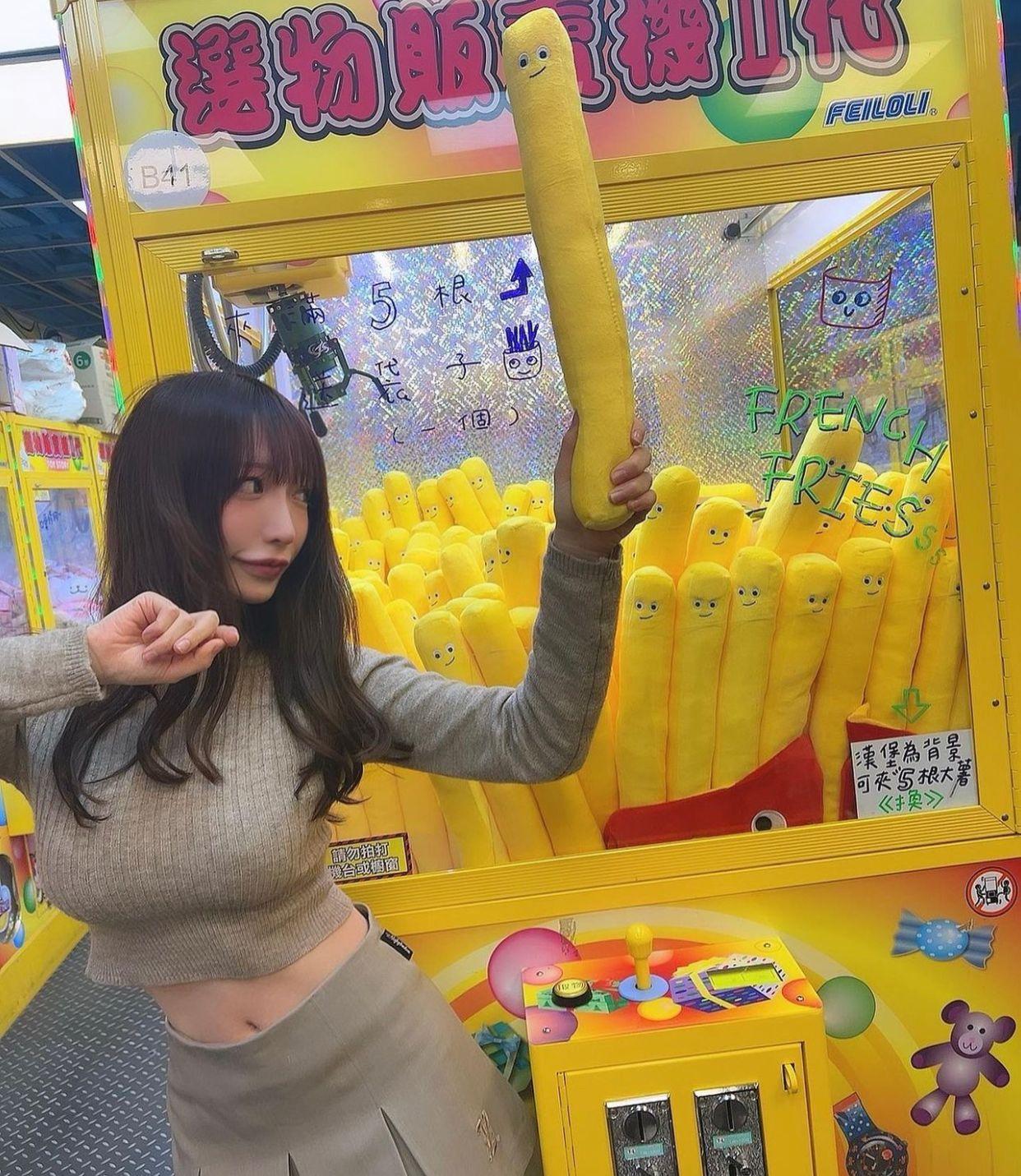 清水藍里膽大過胸 台灣玩蛇曬H Cup上圍 | am730