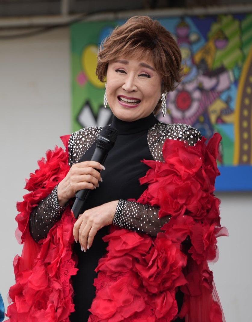 70歲女歌手曬腿扮Y2K辣妹 睇完自己都大讚可愛 | am730