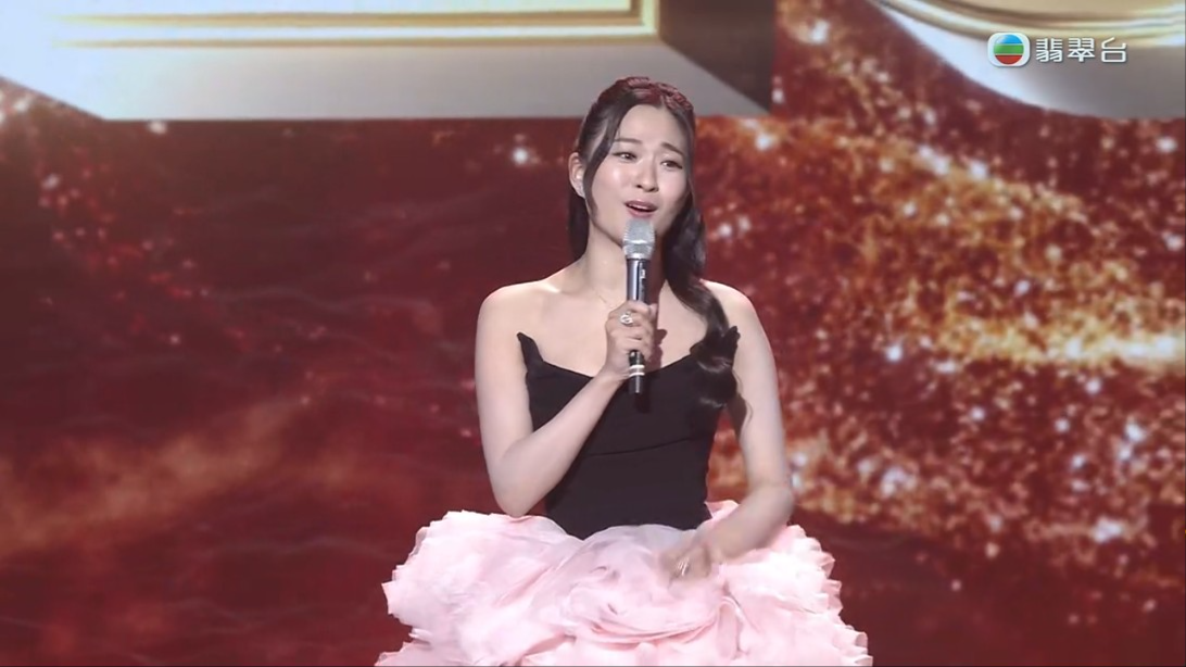 萬千星輝頒獎典禮2024｜陳懿德上位做MC扮阿正逐一介紹藝人 網民大叫頂唔順寧要麥美恩 | am730