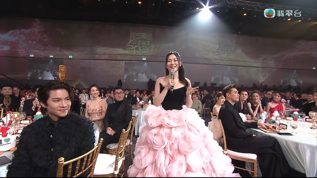 萬千星輝頒獎典禮2024｜陳懿德上位做MC扮阿正逐一介紹藝人 網民大叫頂唔順寧要麥美恩 | am730