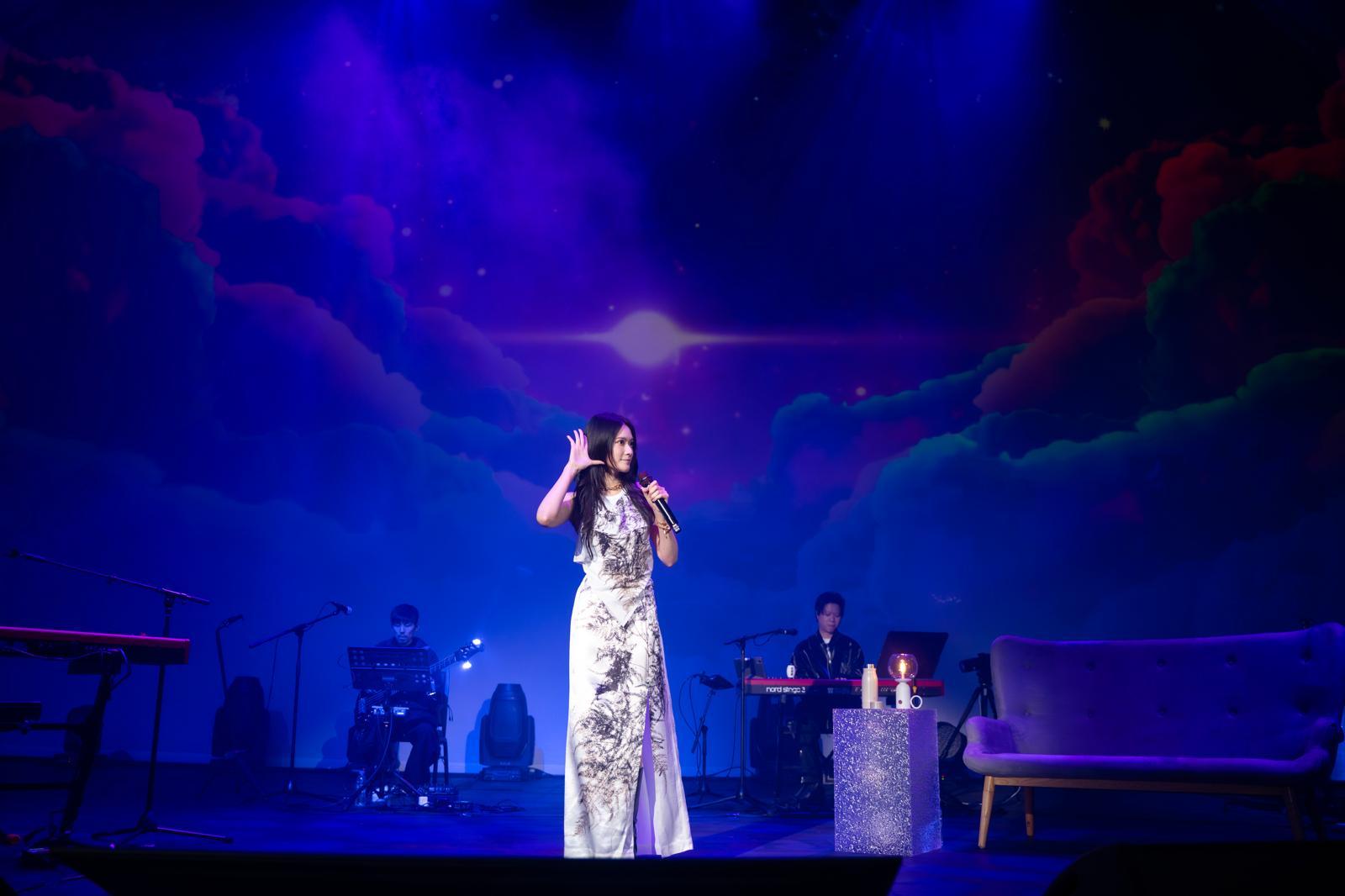 雲浩影新碟音樂會扮揈毛巾唱《黑玻璃》 與400歌迷逐一合照影足兩小時(有片) | am730