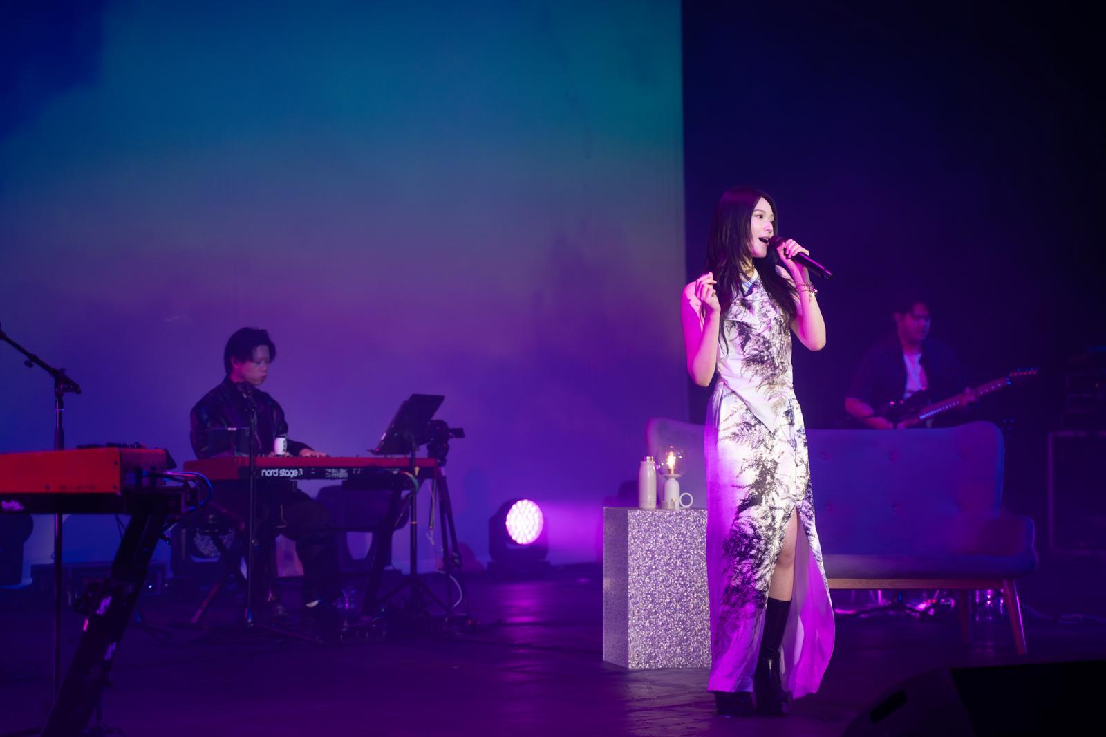 雲浩影新碟音樂會扮揈毛巾唱《黑玻璃》 與400歌迷逐一合照影足兩小時(有片) | am730