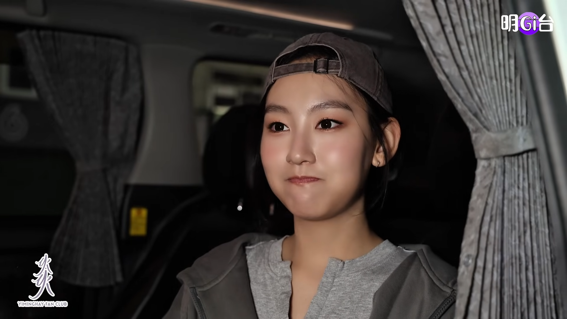 炎明熹雙峰塔下留倩影 雙下巴曝光被讚零死角 | am730