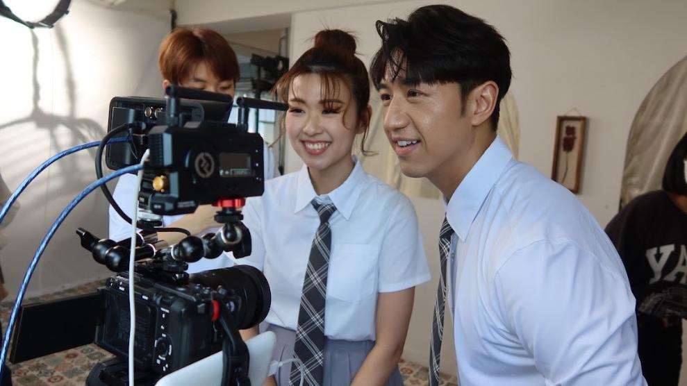 馮允謙穿校服拍廣告 Hillary自薦為好拍檔站台伴舞 | am730