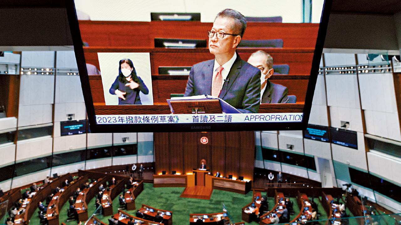 預算案派糖減甜 消費券減半派5000元 寬免薪俸稅最多6000元 陳茂波稱要量力而為 | am730