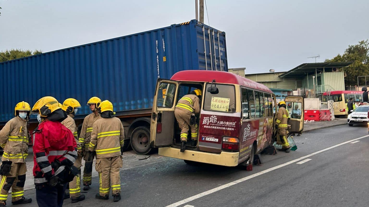 元朗大棠路紅Van撞貨櫃車 至少5人受傷送院 | am730