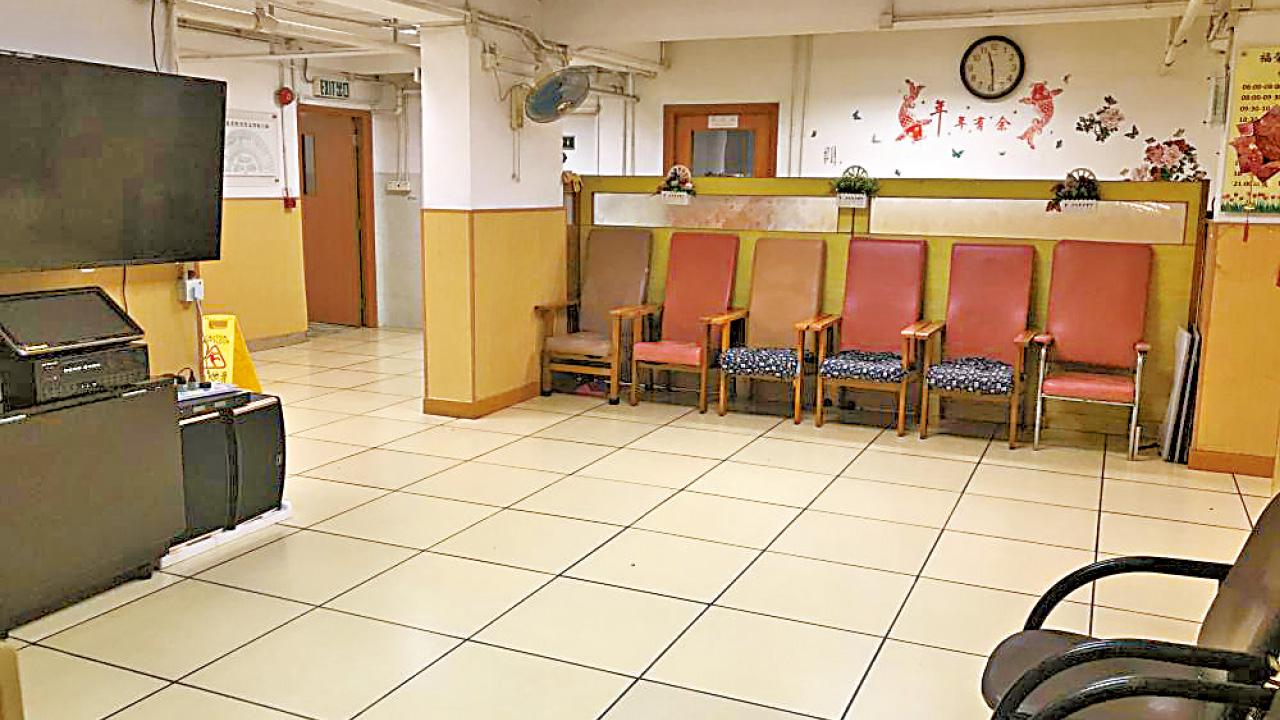 疑不滿被擋電視推倒74歲院友 75歲翁被控誤殺 | am730