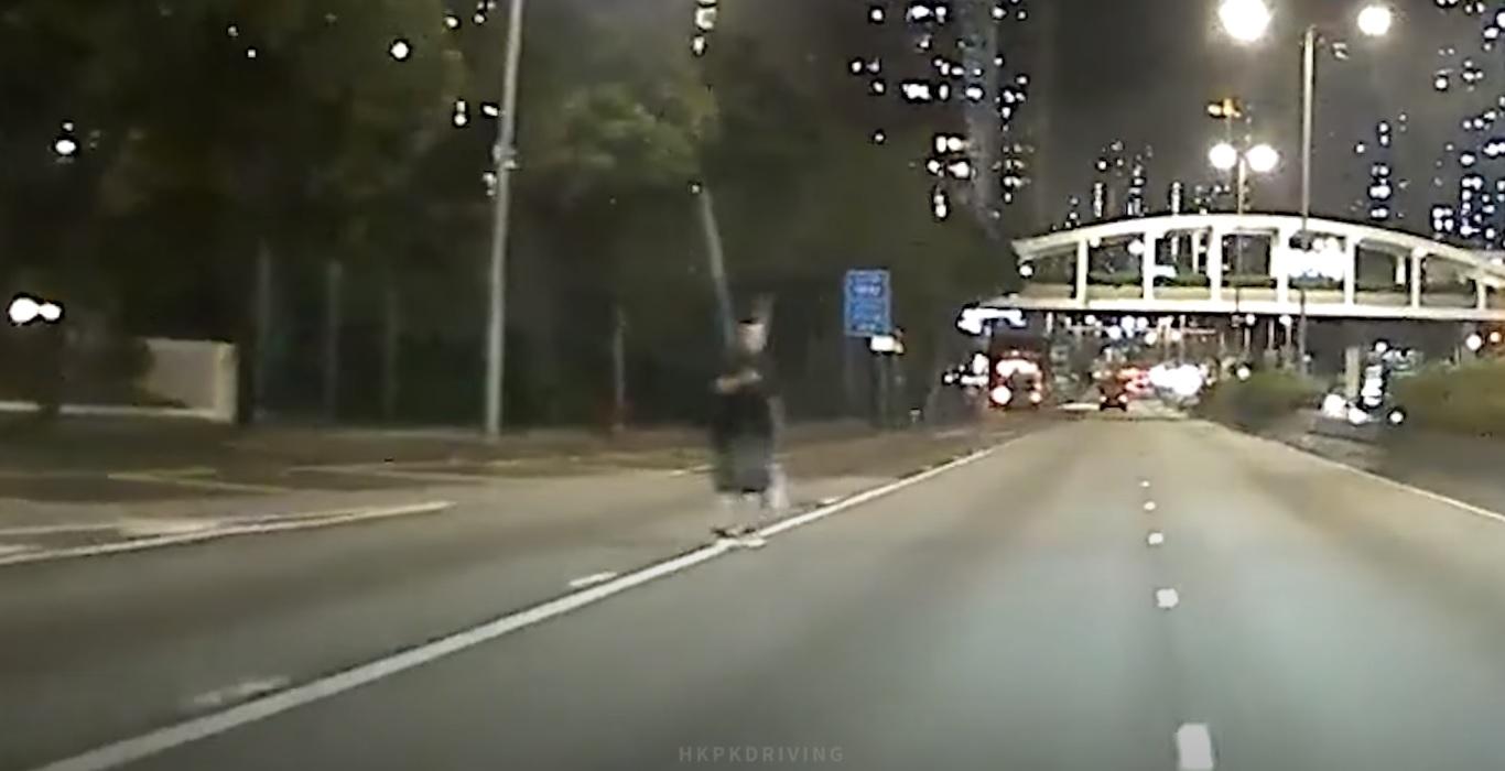 車Cam直擊｜黑衣人夜企龍翔道煲煙 網民以為「飄飄」攝鏡 | am730