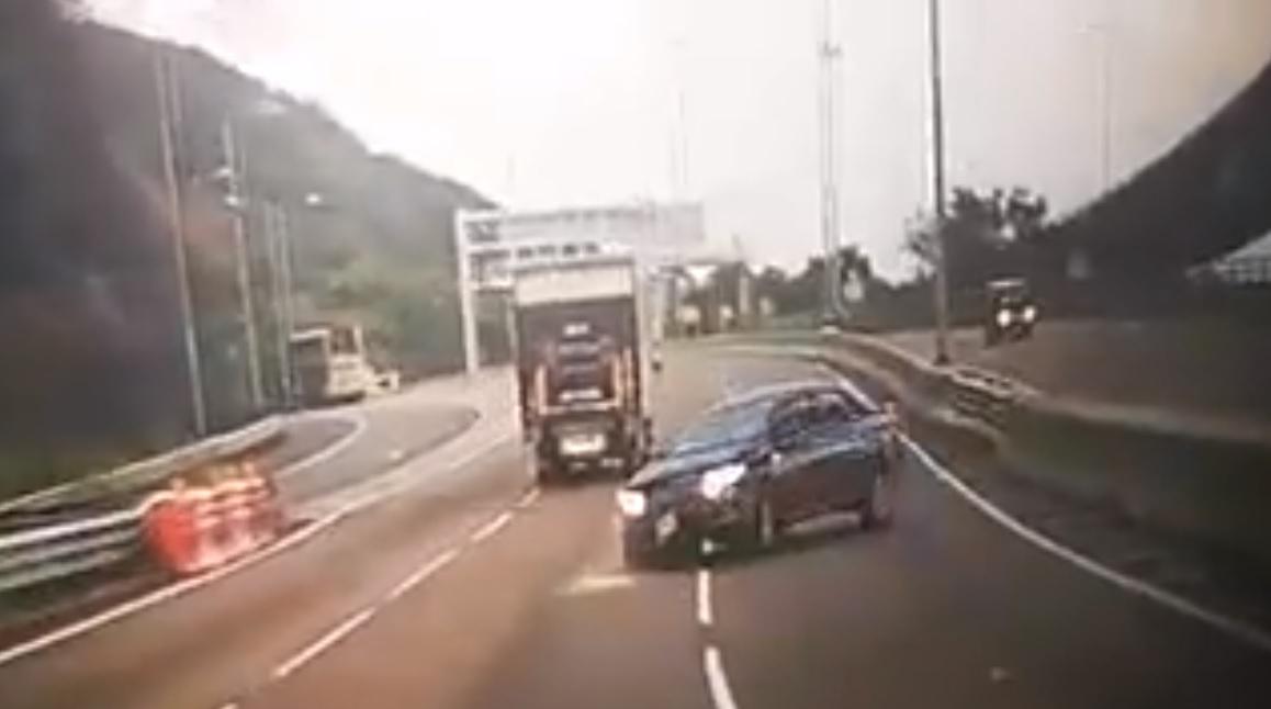 車Cam直擊｜屯門公路私家車自炒撞壆冒煙 出事一刻曝光 | am730