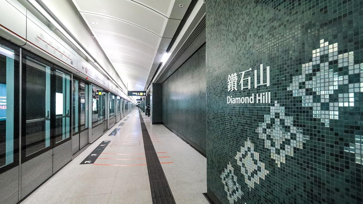 涉港鐵電梯偷拍女子裙底否認控罪 39歲男被裁定表證成立 | am730