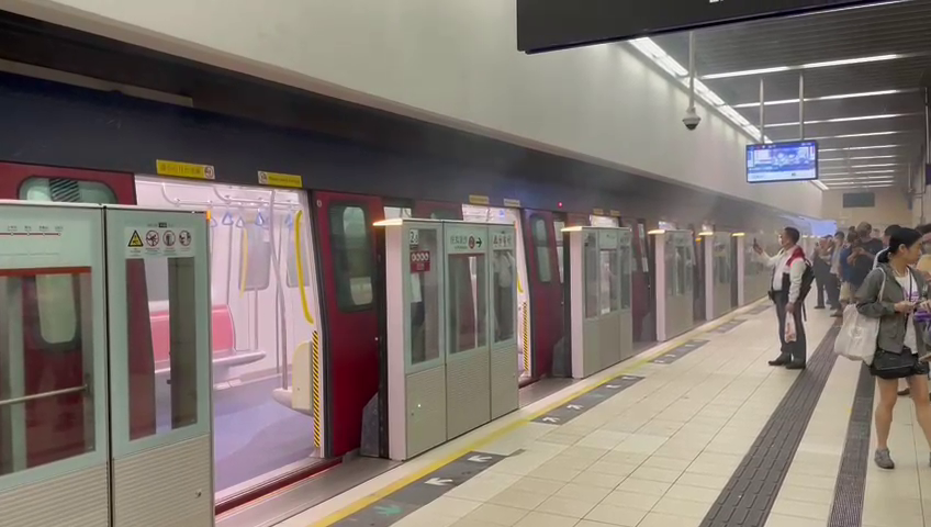 港鐵屯馬綫車公廟站列車冒煙 500人需疏散 | am730