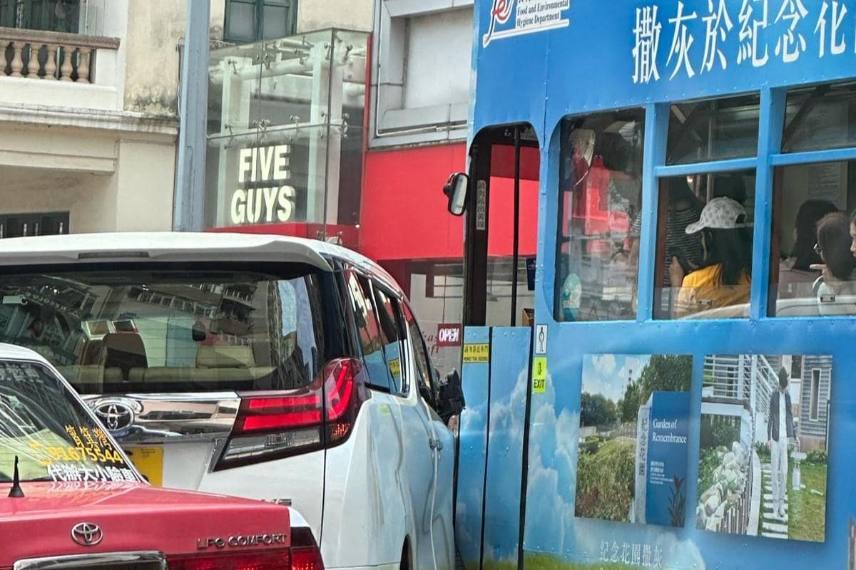 車Cam直擊｜中港牌七人車右轉疑未察覺電車 司機發現時已太遲 | am730