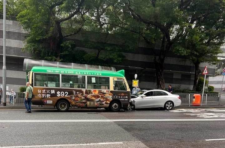 藍田麗港城綠Van與私家車迎頭相撞5人傷 女司機胸口痛被困車廂 | am730