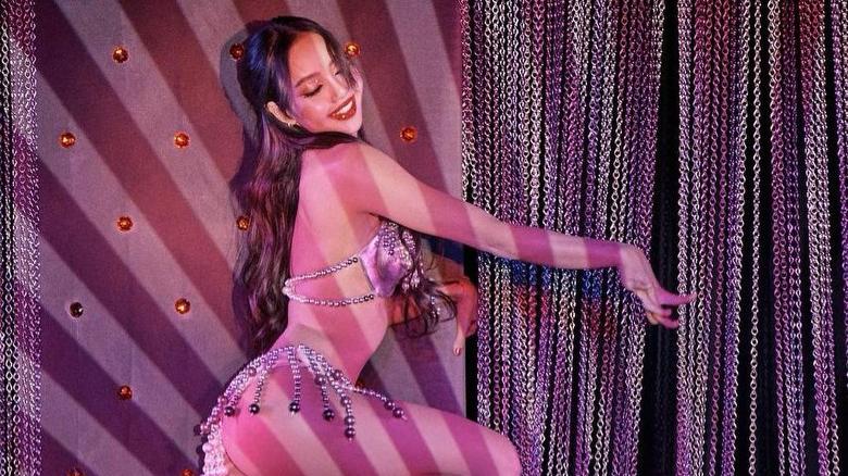 Lisa@BLACKPINK瘋馬騷 公開舞台上香艷埸面 (多圖) | am730