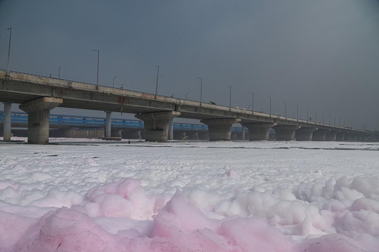 「白雪」覆蓋恆河如仙境 印度民眾照飲用 毒泡釀2000萬人患病(有片) | am730