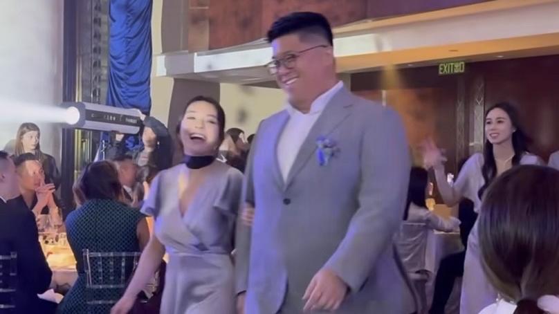 JW孖男友Tarzan翹住手甜蜜現身婚禮 興奮接花球好事近 | am730