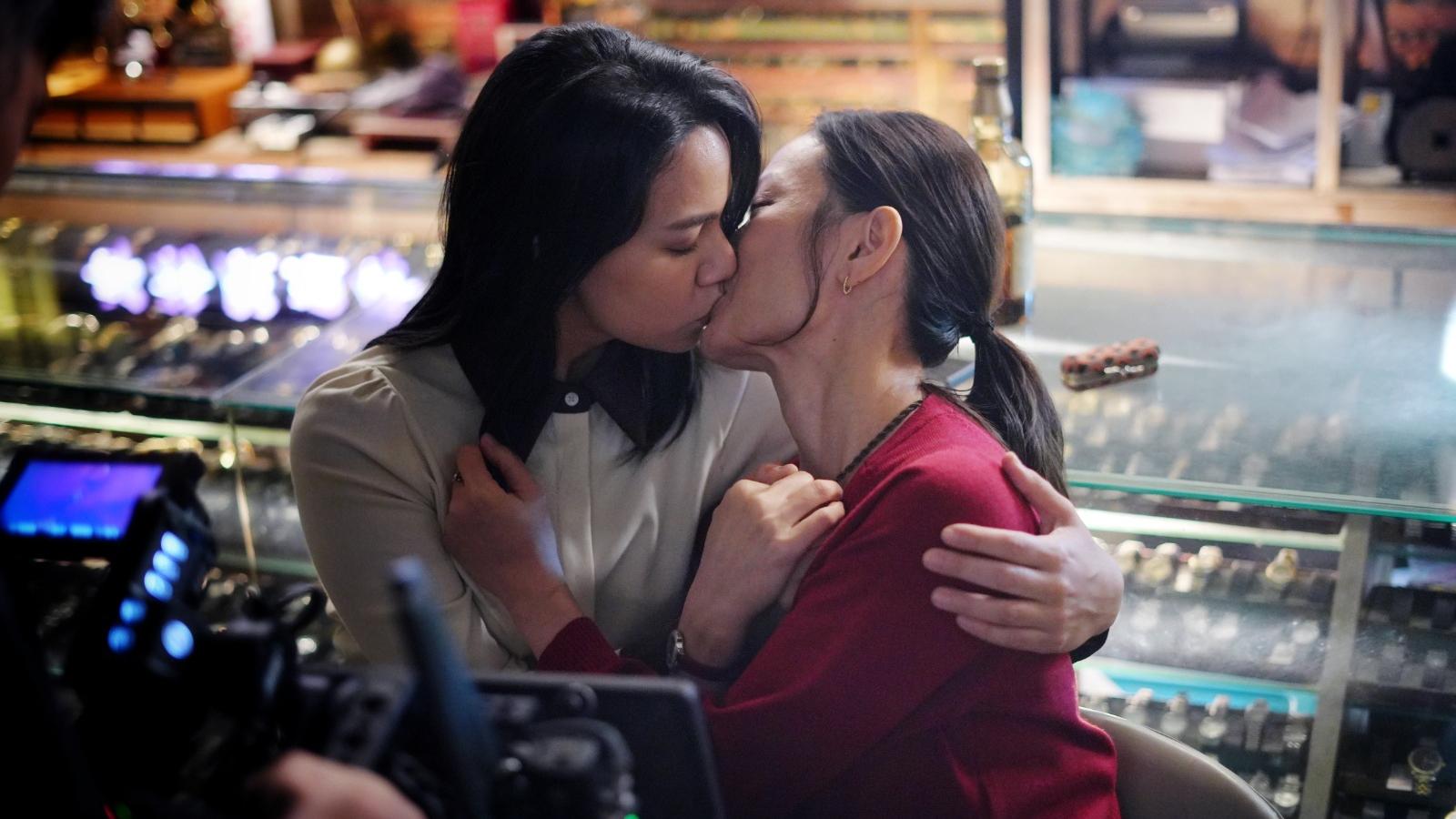 韋羅莎激吻簡慕華絕密畫面曝光 「2R」初次合作為釗峰新歌拍MV | am730