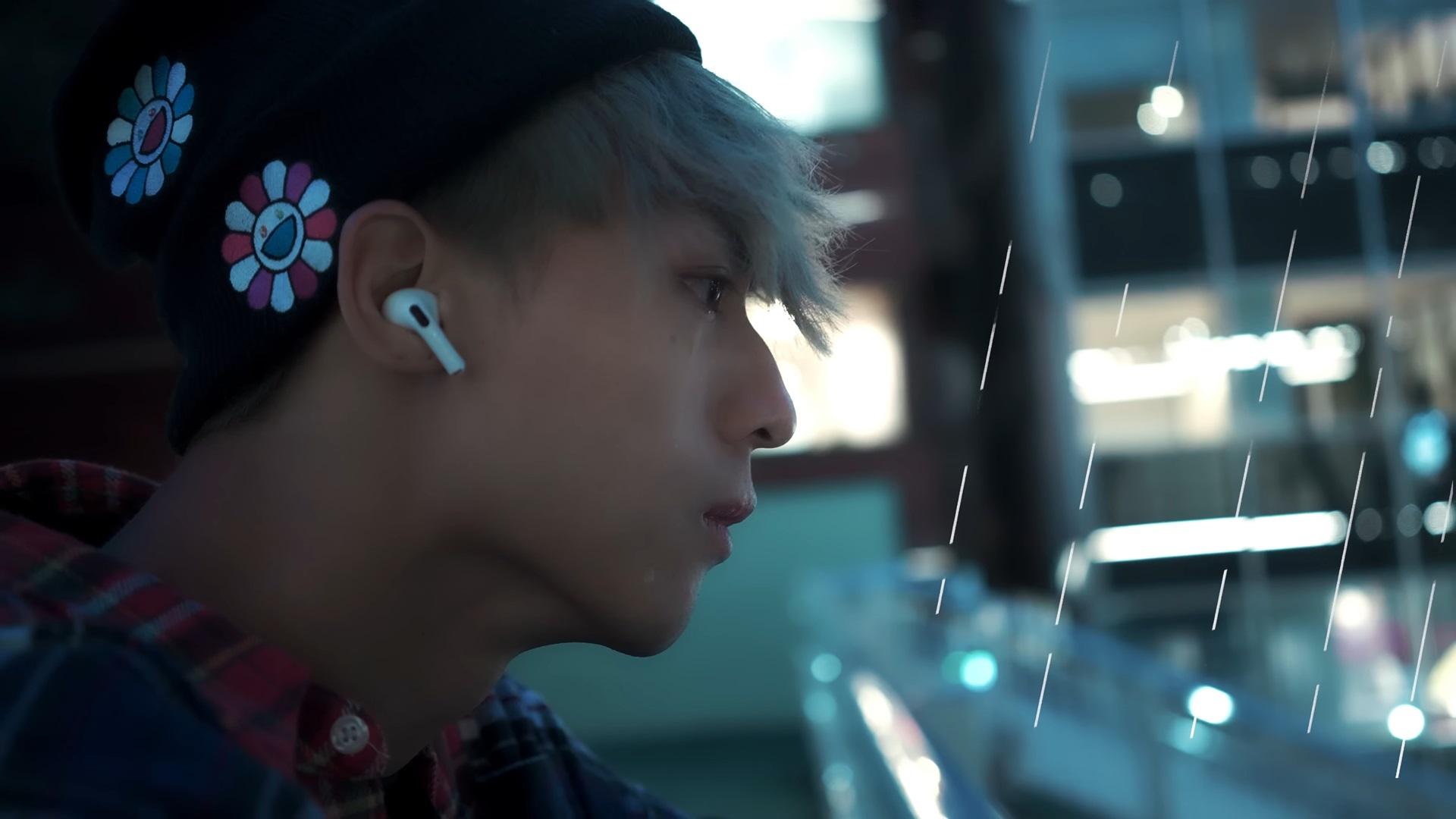 AK江𤒹生聽《白愛》淚灑東京街頭 造就《月色》真人與動畫淒美MV | am730