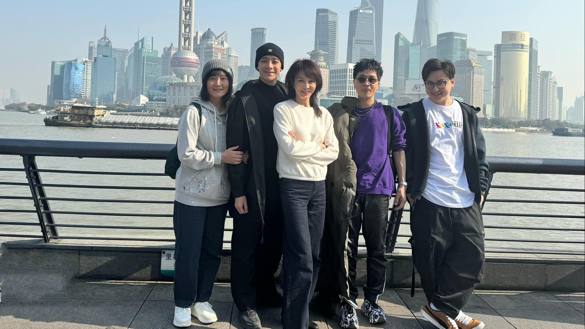 Do姐鄭裕玲偕《口水多個浪花》主持遊上海 余德丞與女繞晒手影合照 | am730