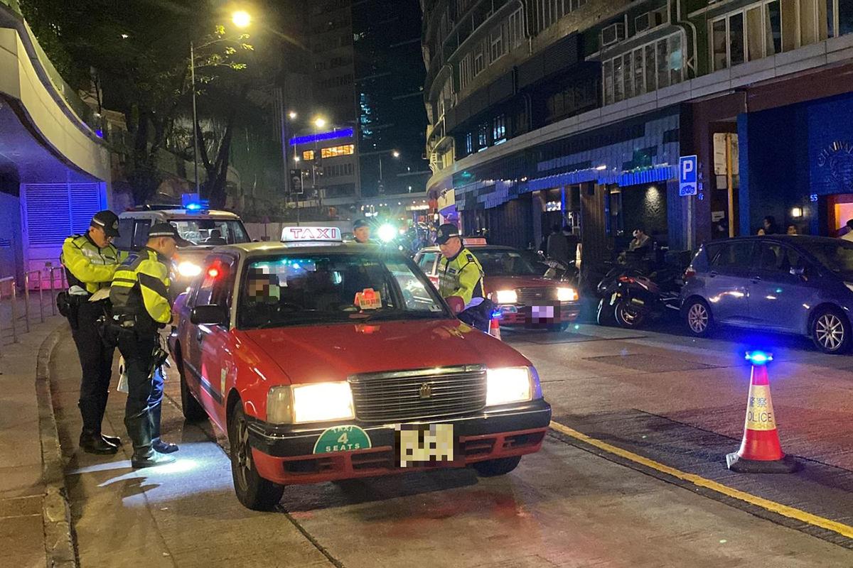 警蘭桂坊打擊黑的 發出34張票控5輛的士疑非法改裝 | am730