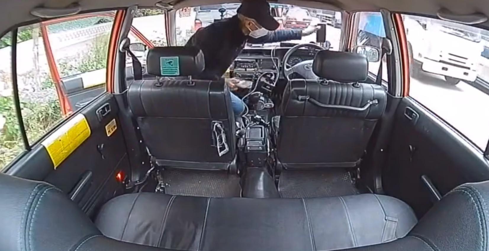 車cam直擊｜賊仔30秒爆的士窗偷電話手袋 司機揭發爆粗：啊！X！ | am730