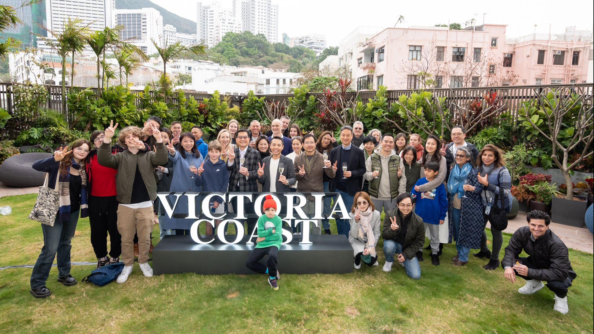 VICTORIA COAST現樓舉行海岸池畔派對 鄰里歡聚重遊舊地｜薄扶林新盤 | am730