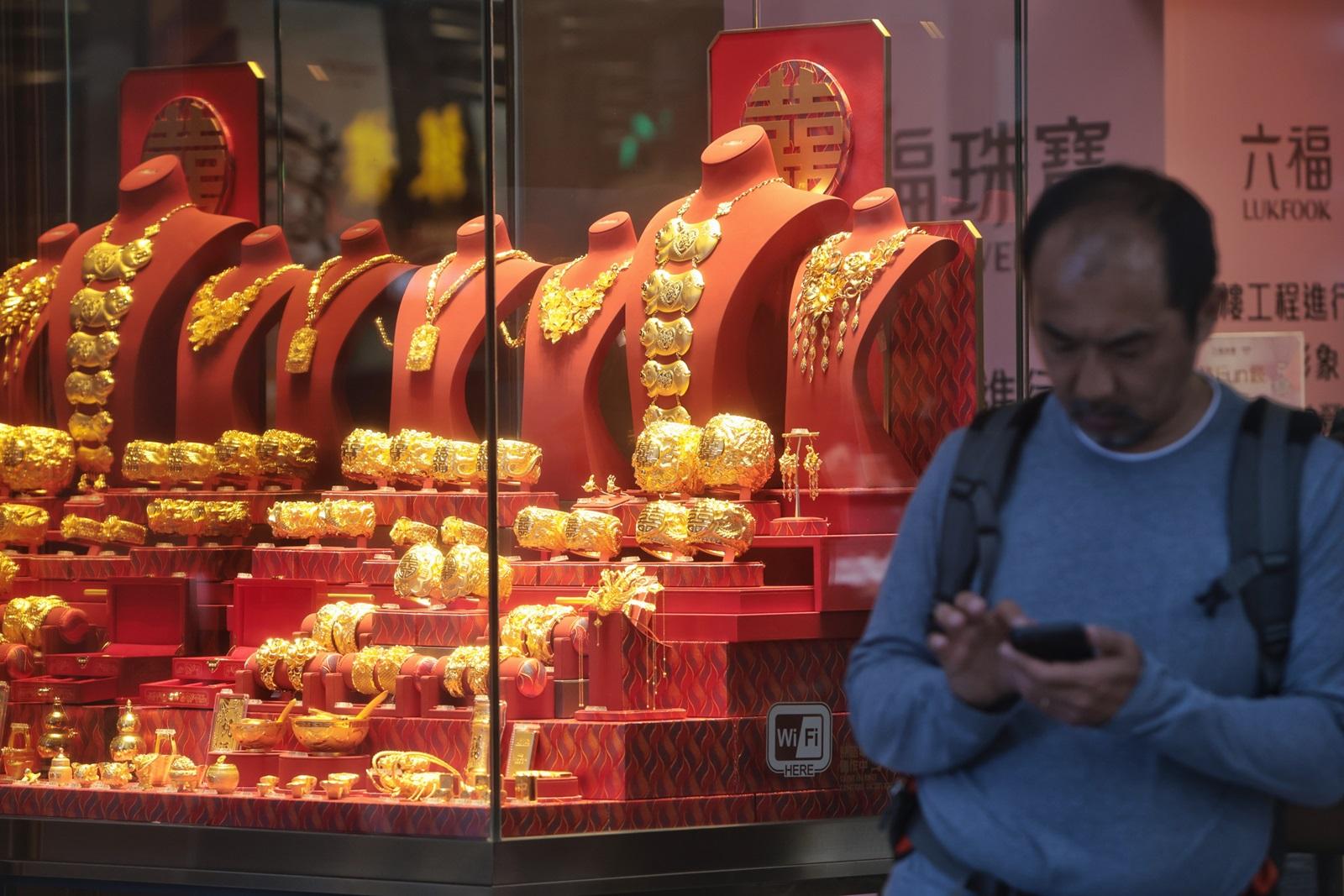 黃金突破歷史新高 地緣局勢減息因素 | am730