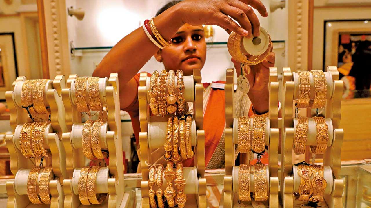 接連破頂｜以巴亂局升溫 比特幣閃崩 國際金價上望2700美元 | am730