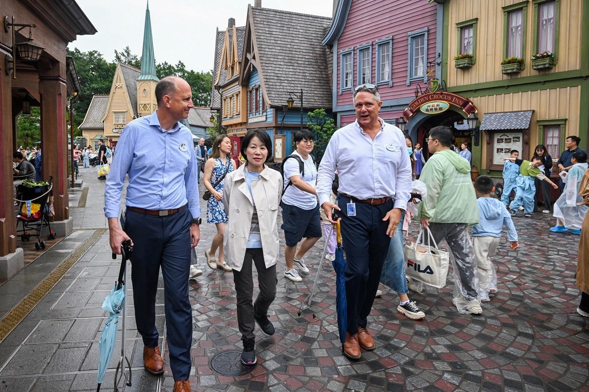 五一黃金周｜沈鳳君視察香港迪士尼昂坪360等旅遊景點 運作大致暢順 | am730