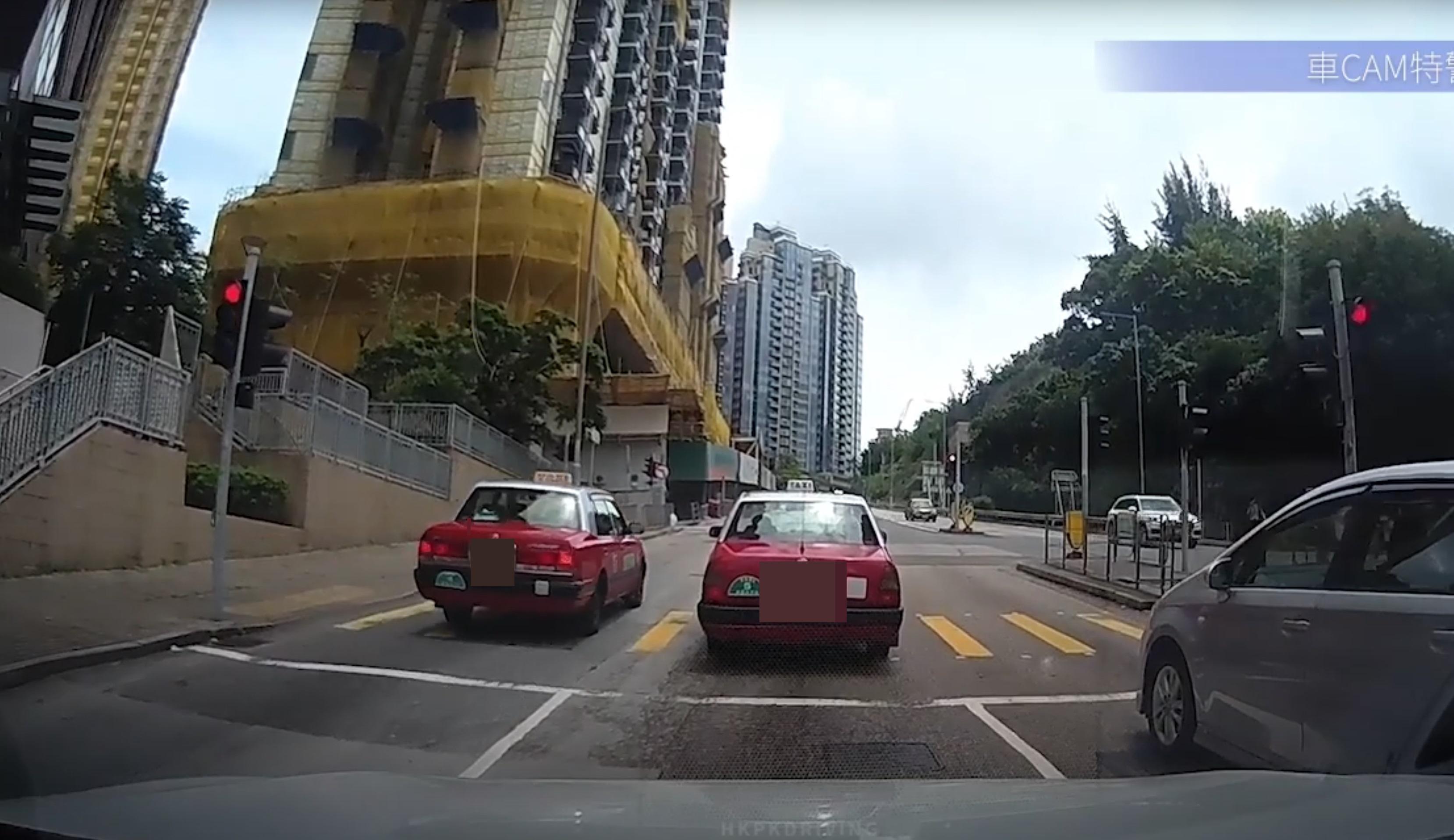 車Cam直擊｜疑不甘落後偷步 何文田兩的士齊衝紅燈 | am730