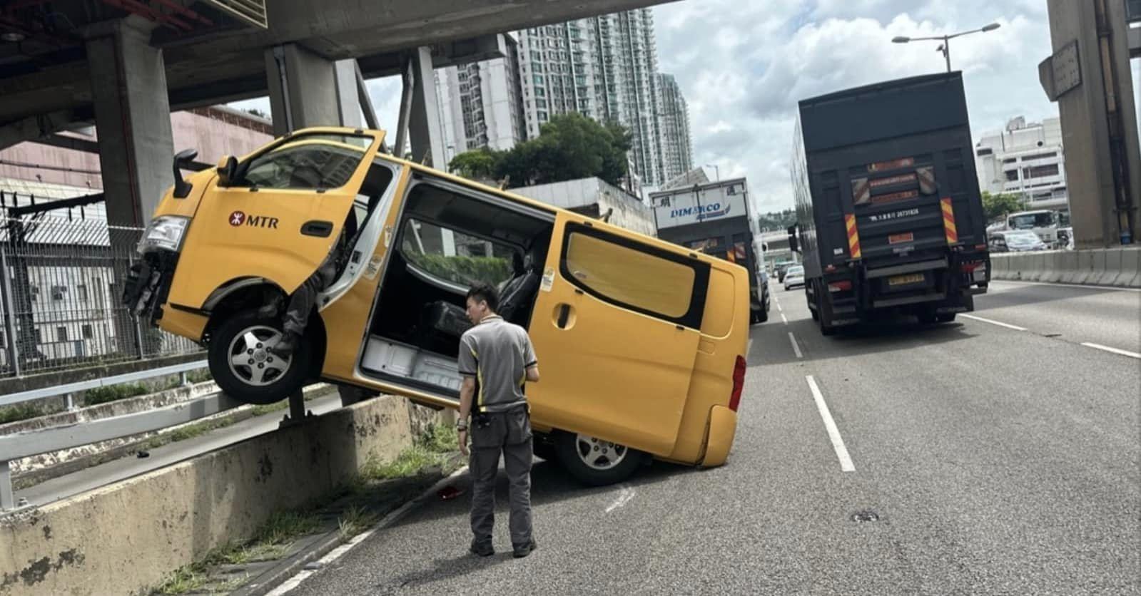 車Cam直擊｜港鐵貨Van沙田切線炒密斗貨車 剷路壆前胎掛欄杆 | am730