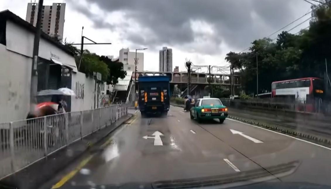 車Cam直擊｜元朗青山公路的士撞推紙皮女子 熱心途人撐傘擋大雨 | am730